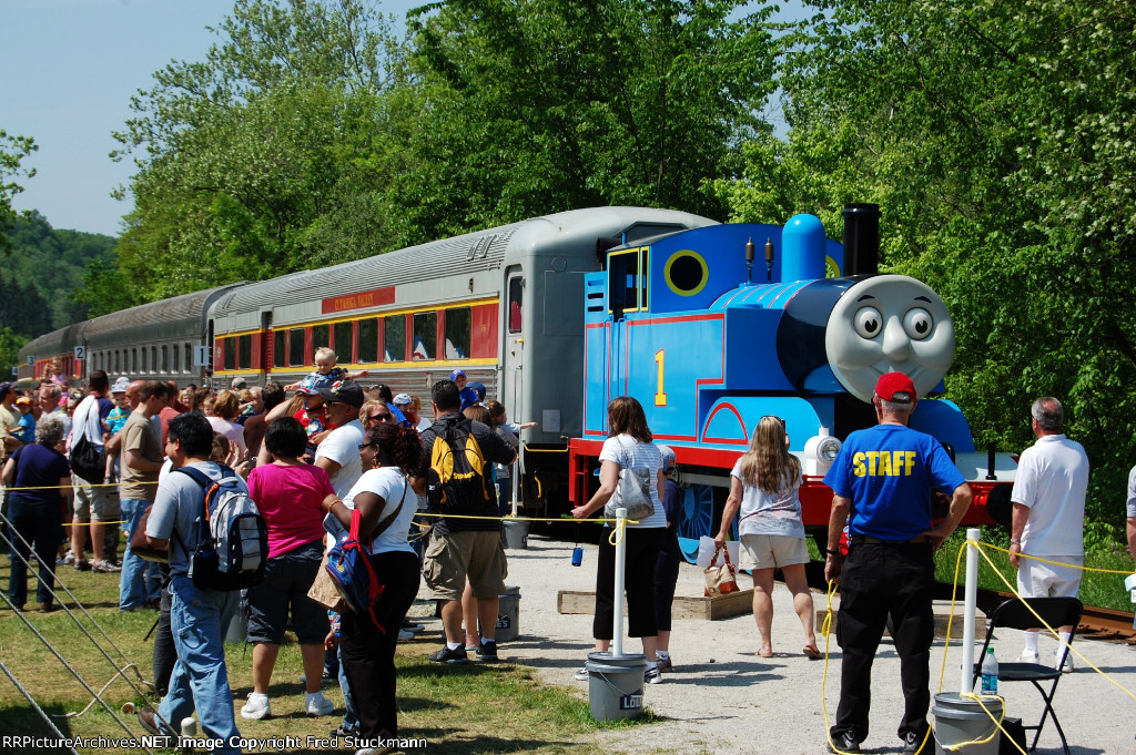 Thomas plants a smooch on the staffer's forehead.